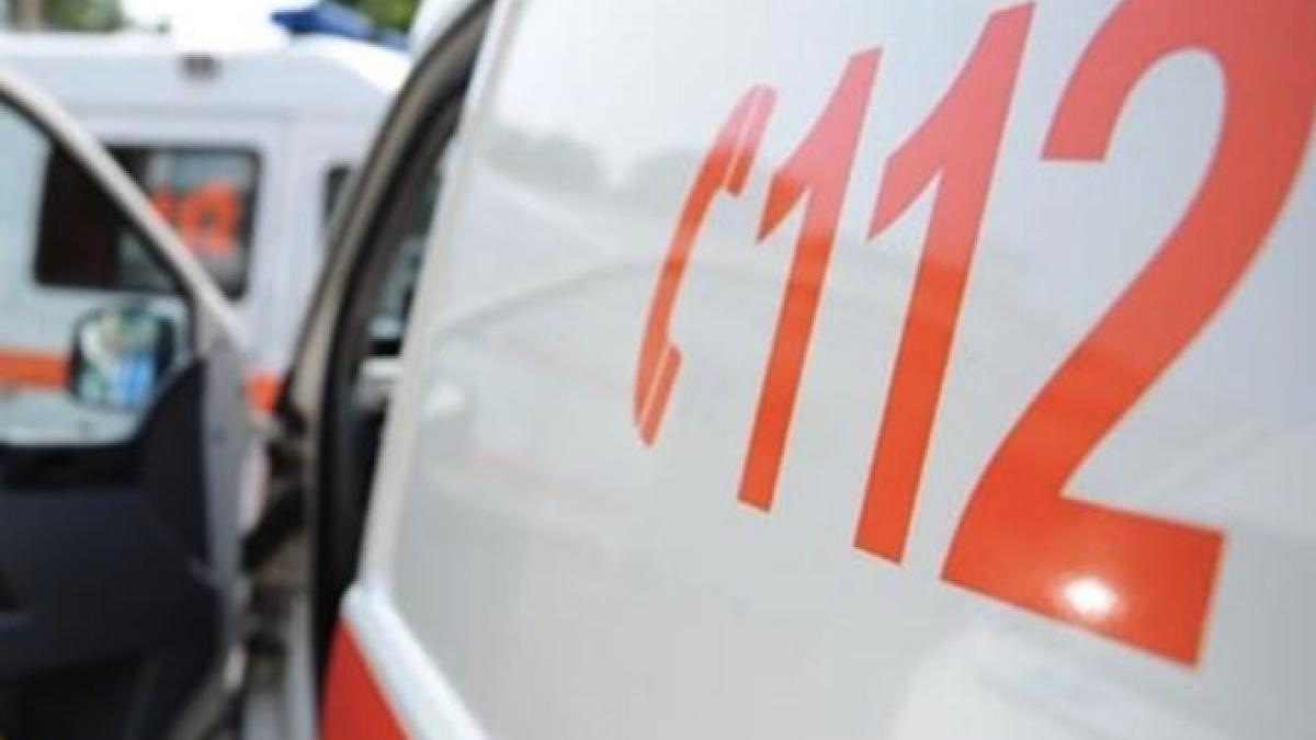 O femeie dintr-un sat din Iași a născut acasă. Ambulanţa a derapat la ...