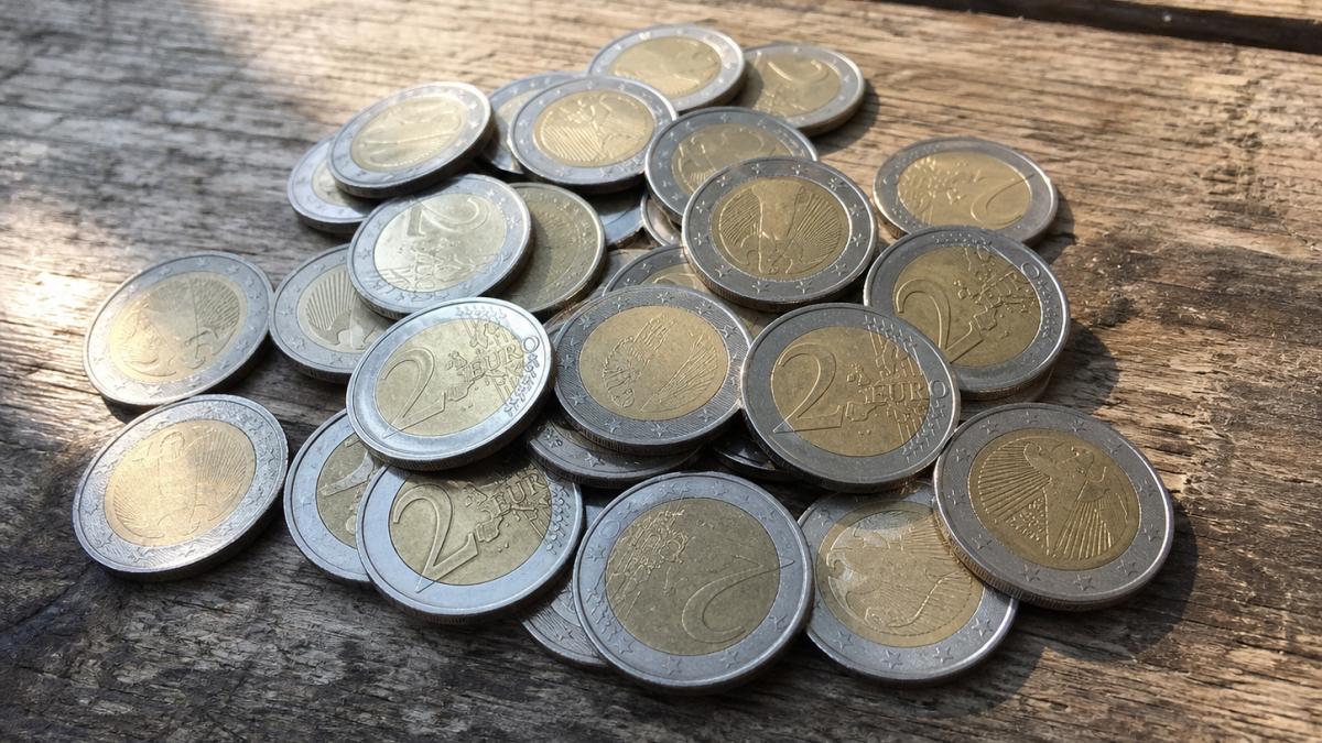 Val de monede false de 2 euro. Fabrica a fost găsită în Italia. Cum să ...
